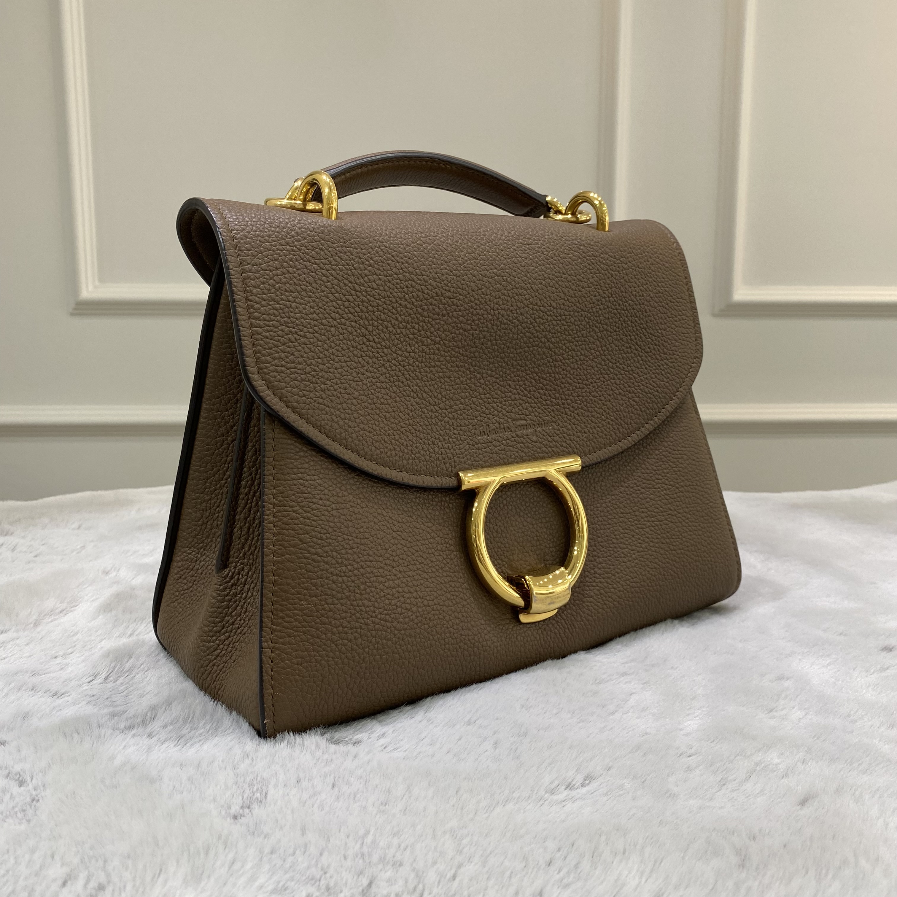 페라가모 간치니 탑핸들 마고백 월넛 21H493 - 구구스 정품